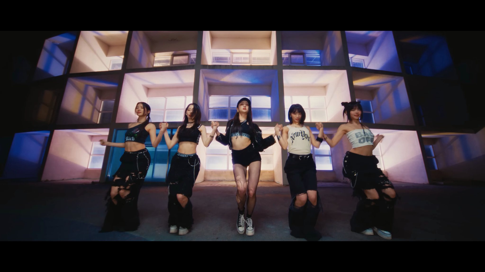 LE SSERAFIM – Eve, Psyche & The Bluebeard’s wife – K-Pop Database
