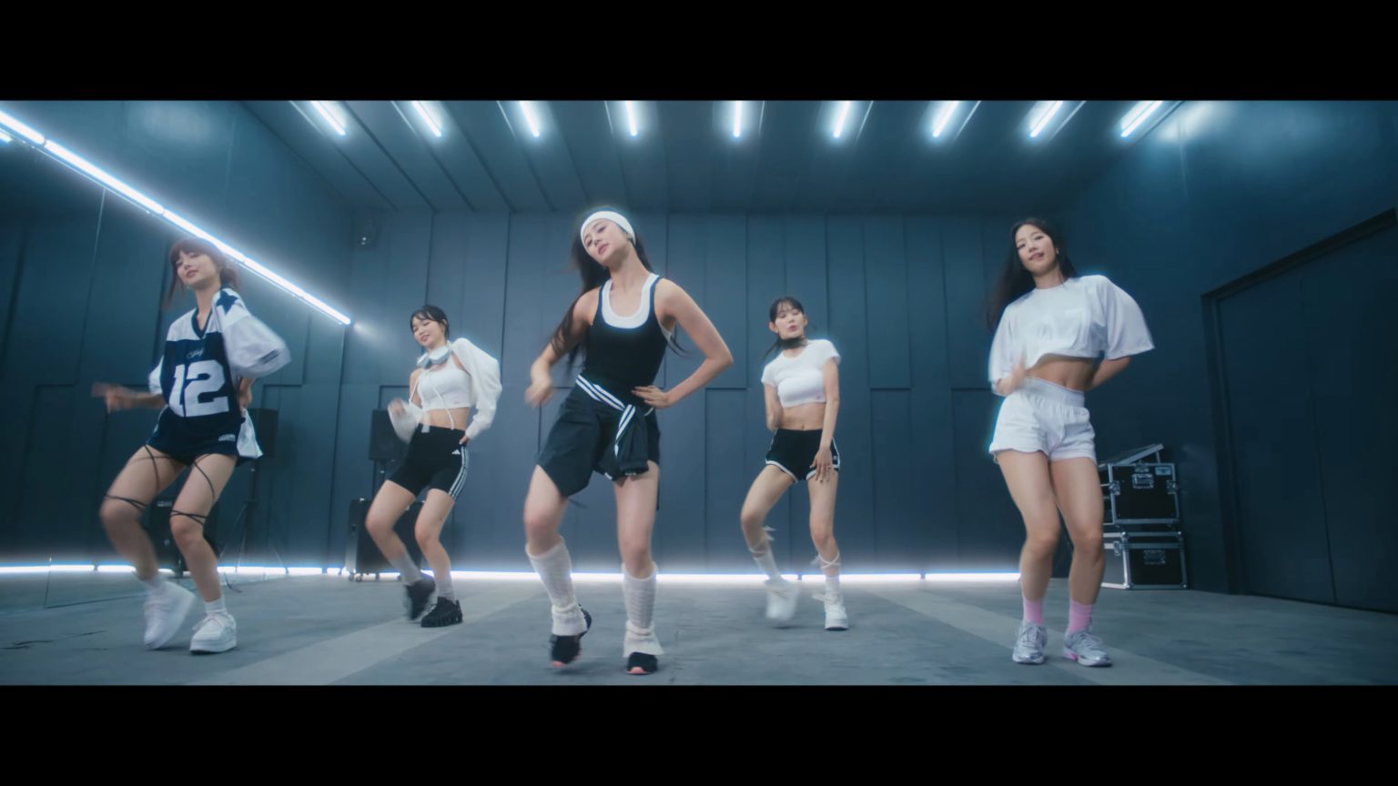 LE SSERAFIM - Perfect Night who's who - K-Pop Database / dbkpop.com