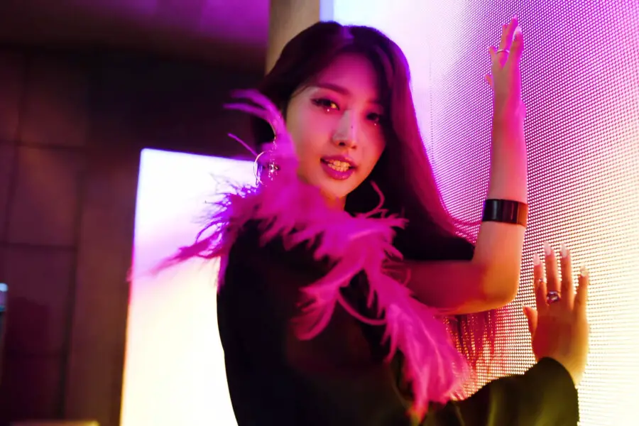 EVERGLOW - LA DI DA who's who - K-Pop Database / dbkpop.com