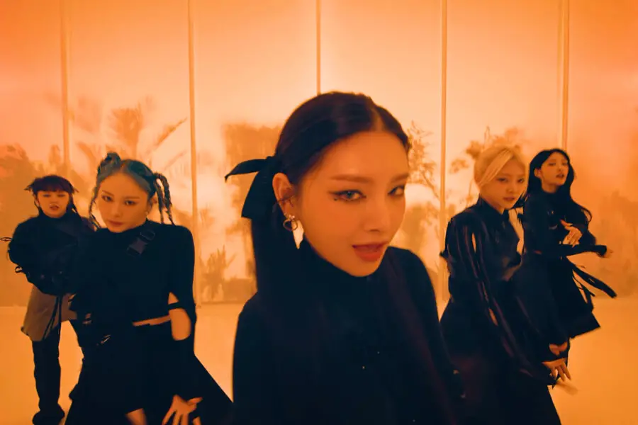 EVERGLOW - FIRST who's who - K-Pop Database / dbkpop.com