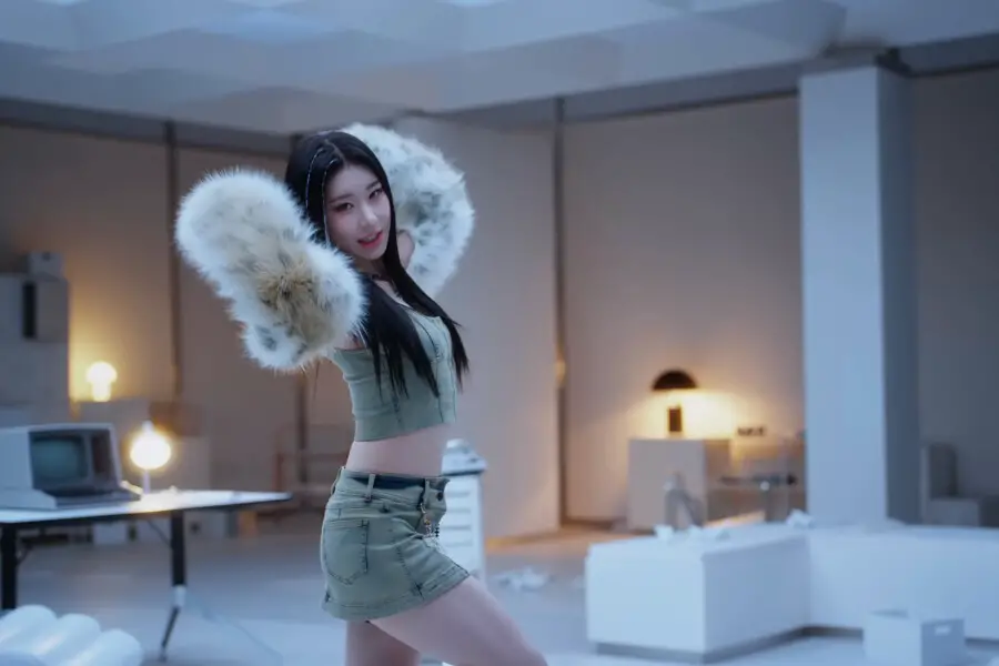 ITZY - Mr. Vampire who's who - K-Pop Database / dbkpop.com